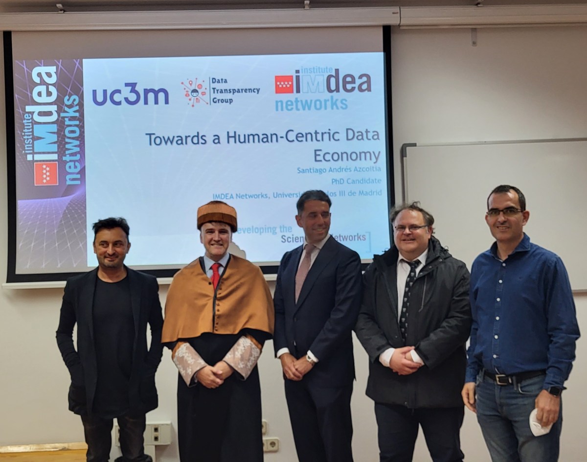 A successful thesis defense involves many people – Santiago Andrés Azcoitia